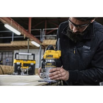 DeWalt håndoverfræser 900W kompakt D26204K | BAUHAUS